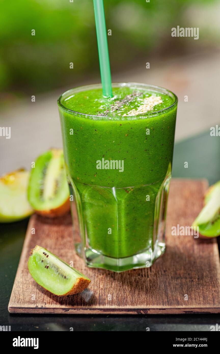 Green kiwi hi-res stock photography and images - Alamy