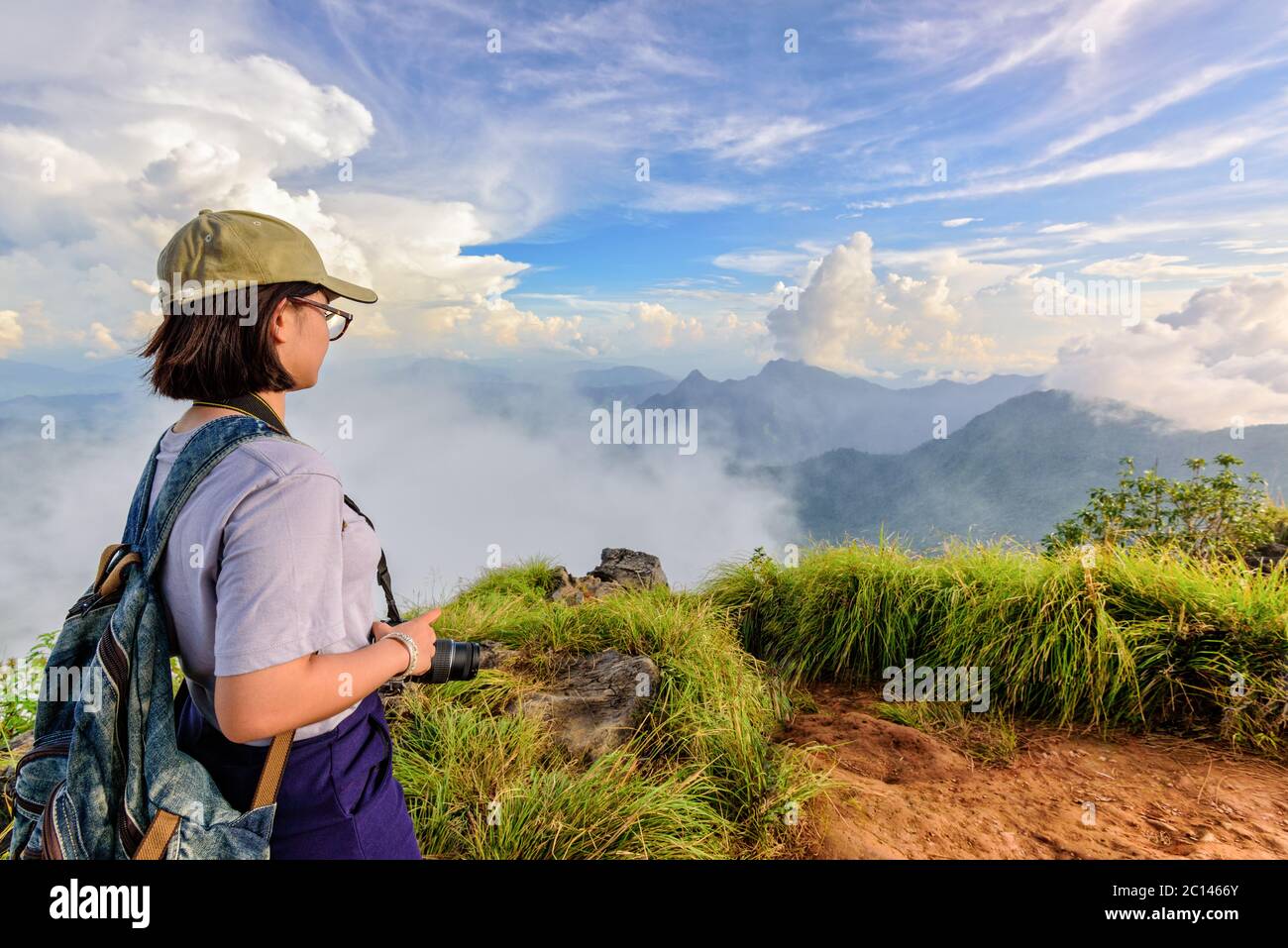 Girl looking mountain scenery hi-res stock photography and images - Alamy