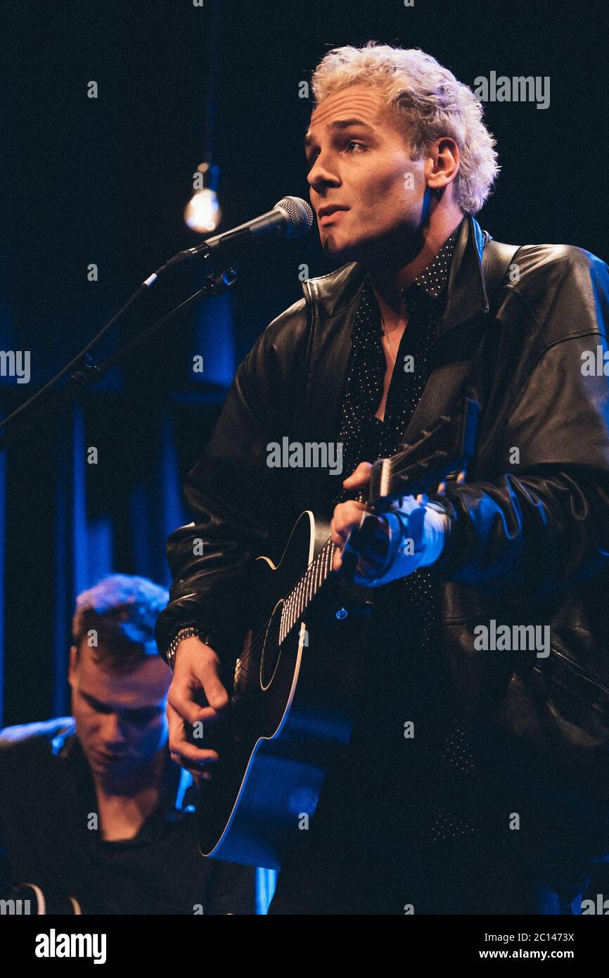 Himself singer hi-res stock photography and images - Alamy