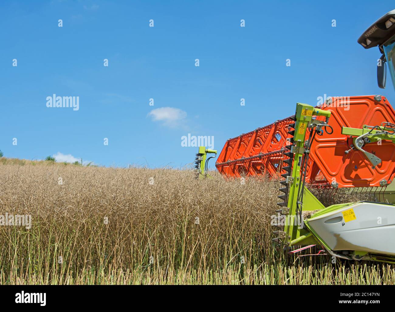 Harvesting machine hi-res stock photography and images - Alamy