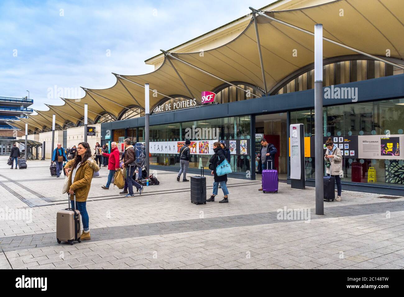 Travellers waiting outside Poitiers SNCF station, Vienne, France Stock ...