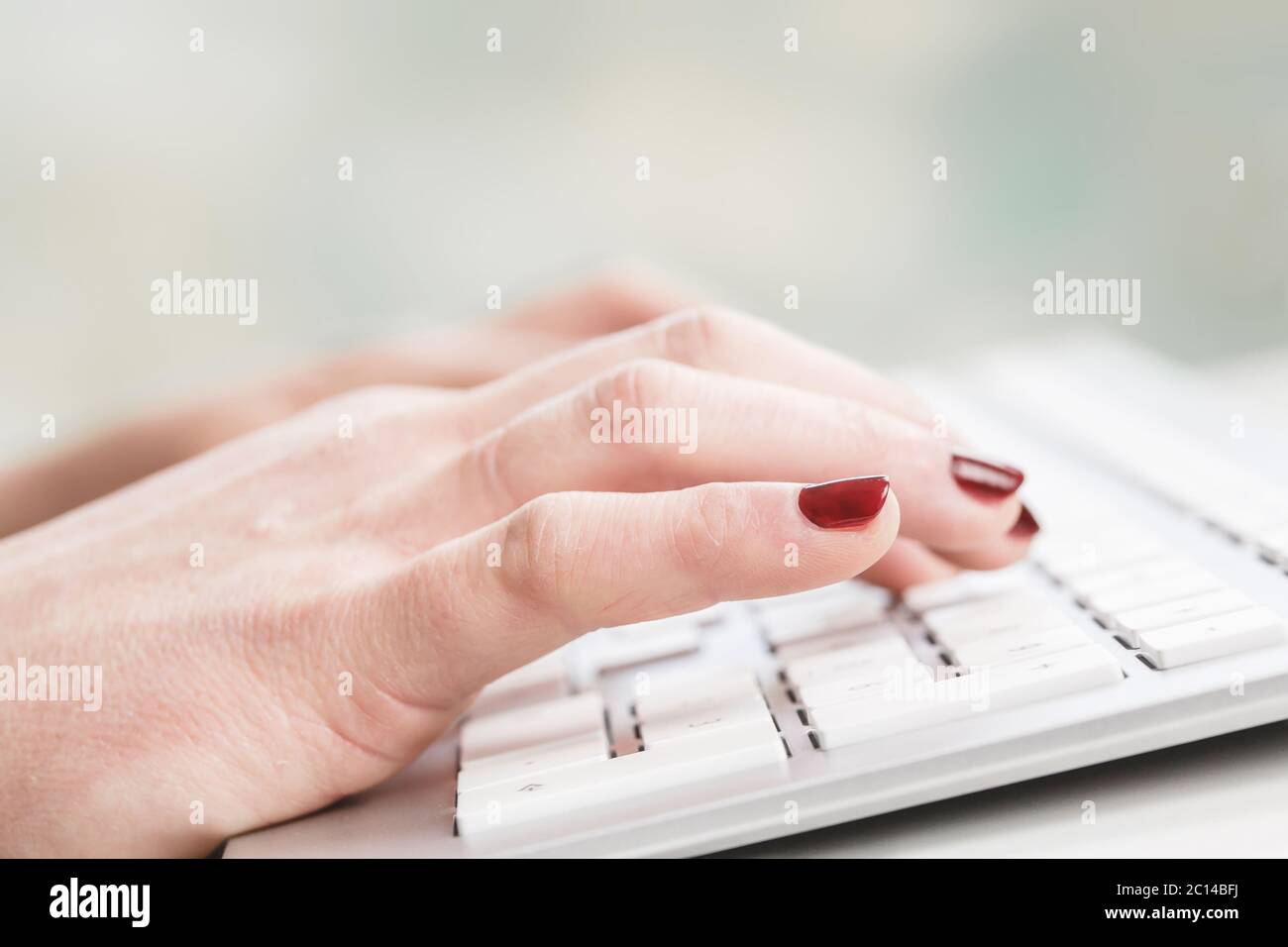Keyboard typing female hands hi-res stock photography and images - Alamy