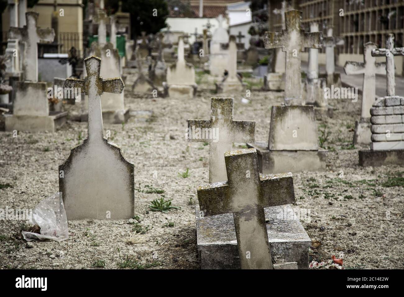 Cemetery grave yard graveyard scary place hi-res stock photography and ...