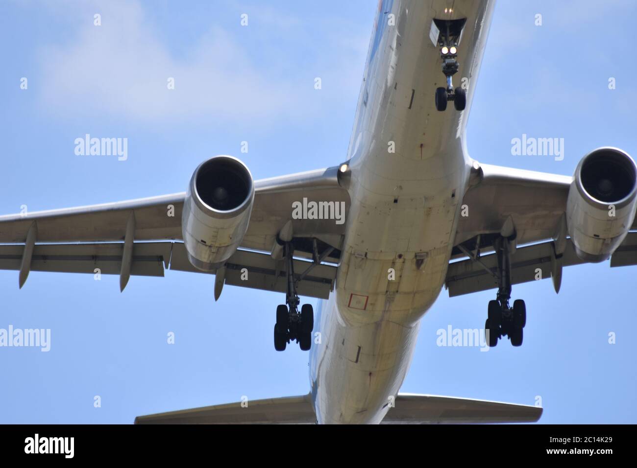 Aeroplane undercarriage nice day hi-res stock photography and images ...