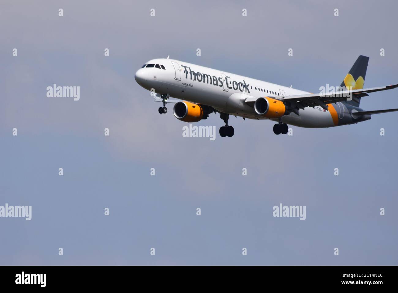 Thomas cook aircraft coming into land hi-res stock photography and ...