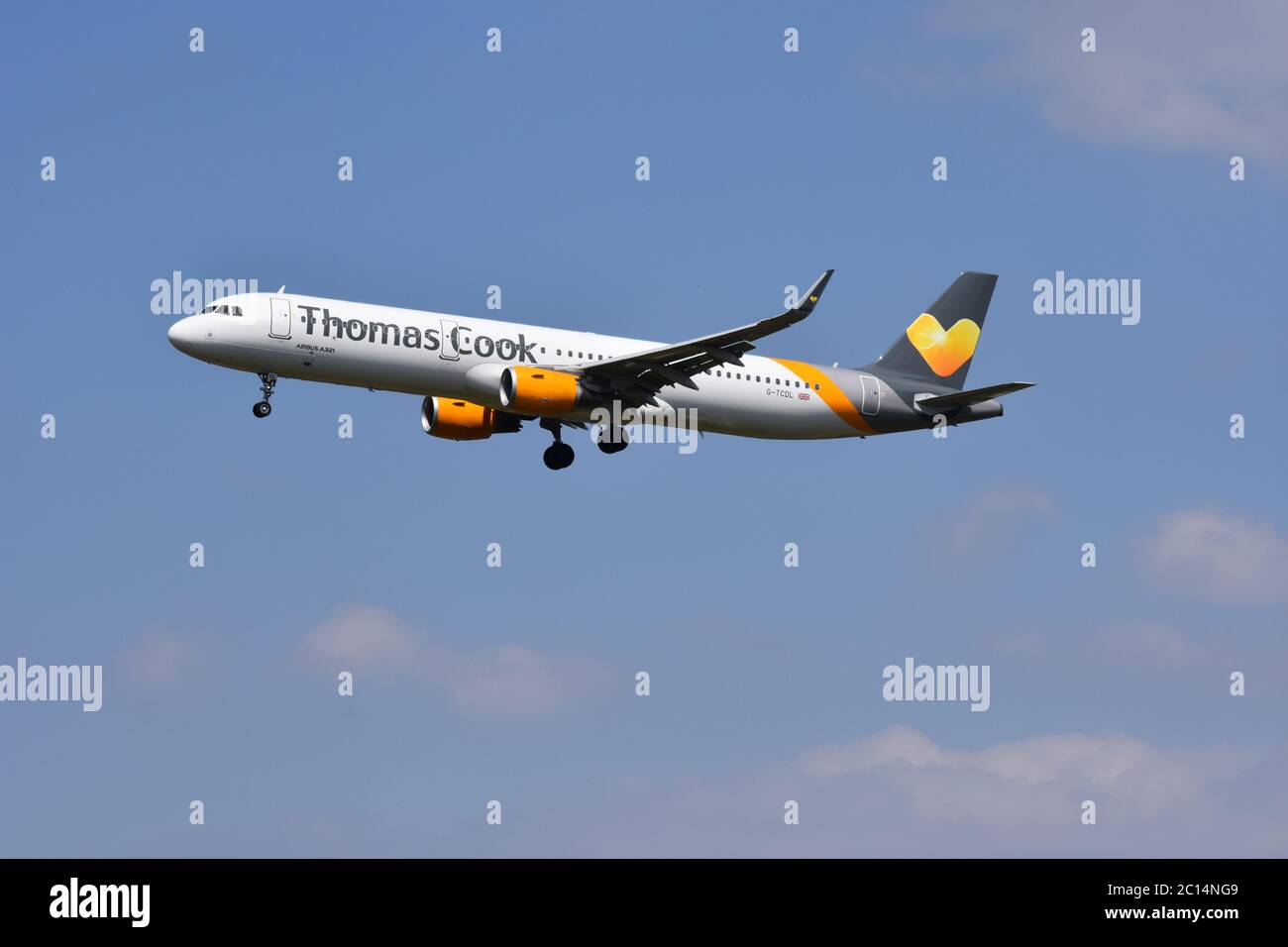 Thomas cook aircraft coming into land hi-res stock photography and ...