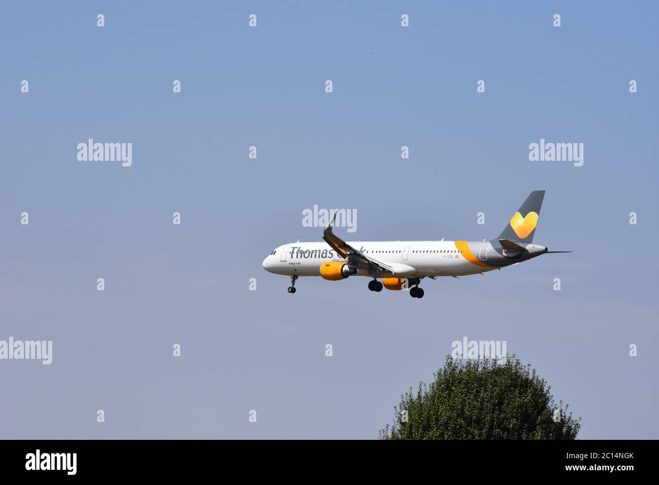 Thomas cook passenger plane in the sky hi-res stock photography and ...