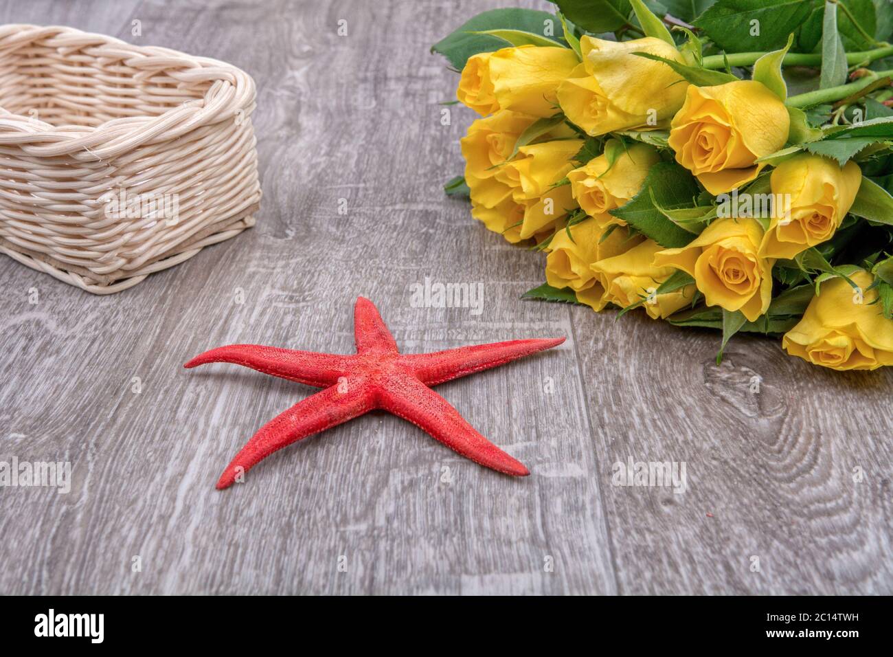 Red starfish and roses on a wooden background Stock Photo - Alamy