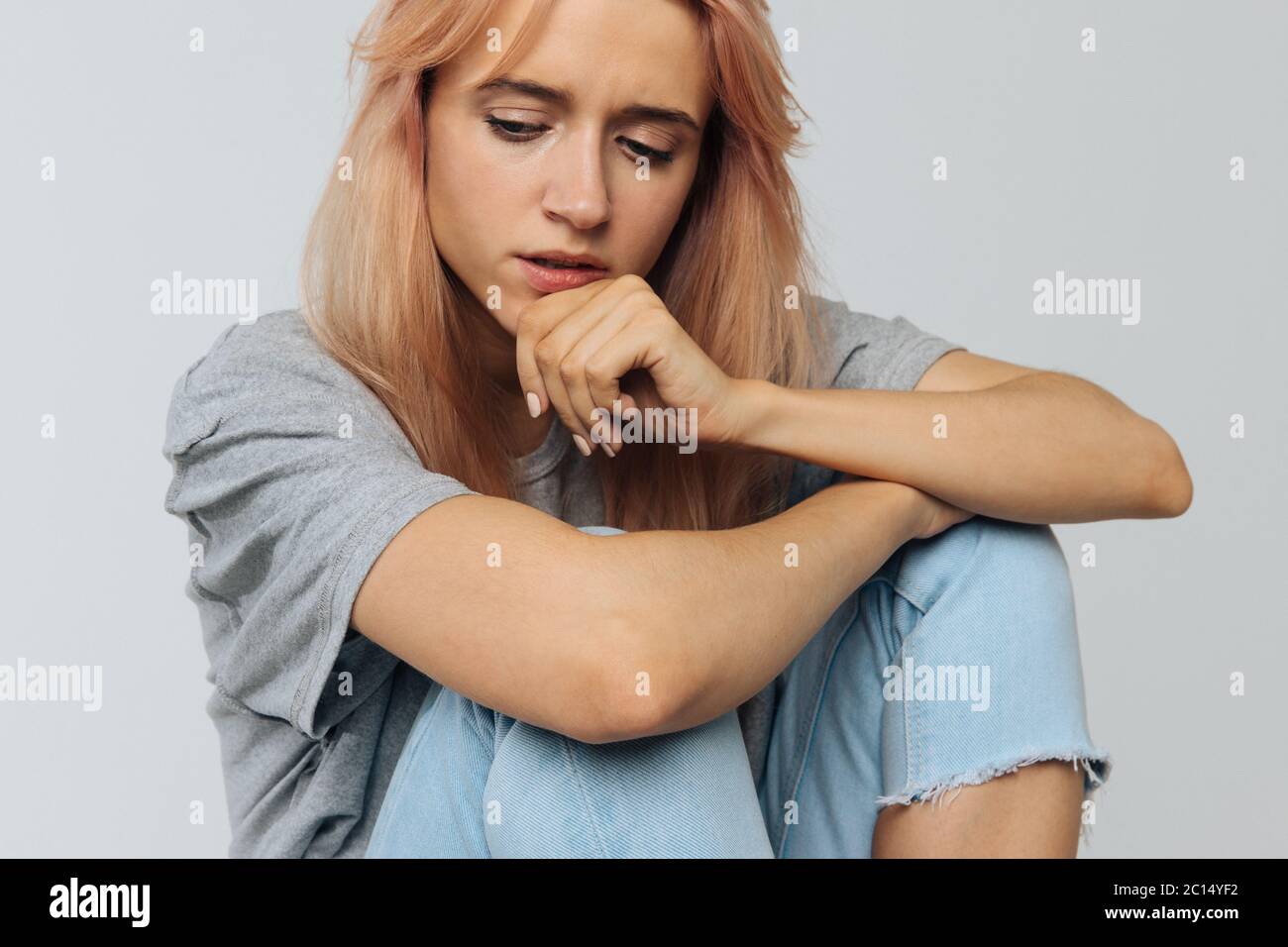 Crying sad woman hi-res stock photography and images - Alamy