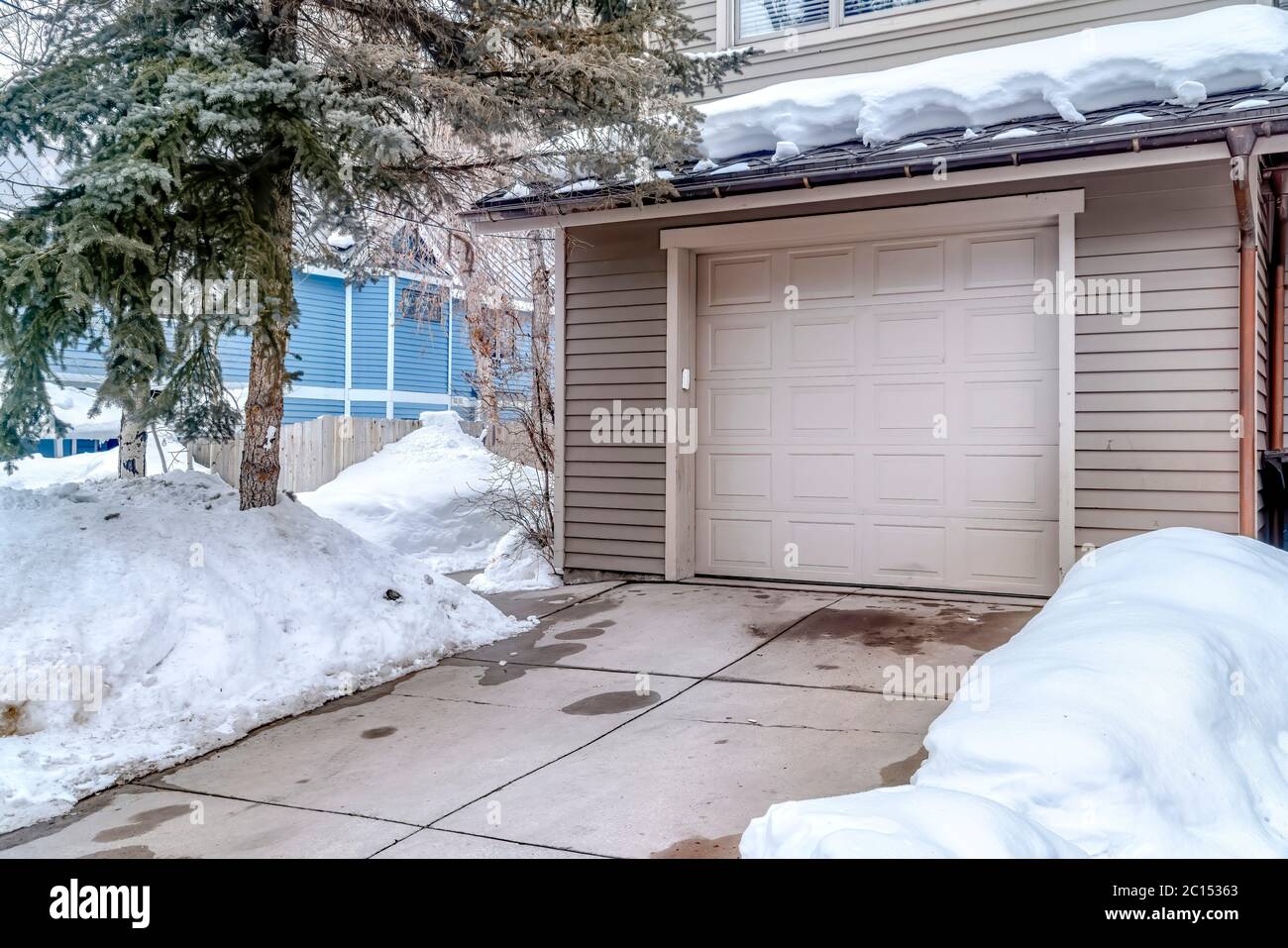 Snow covered roof garage hi-res stock photography and images - Alamy