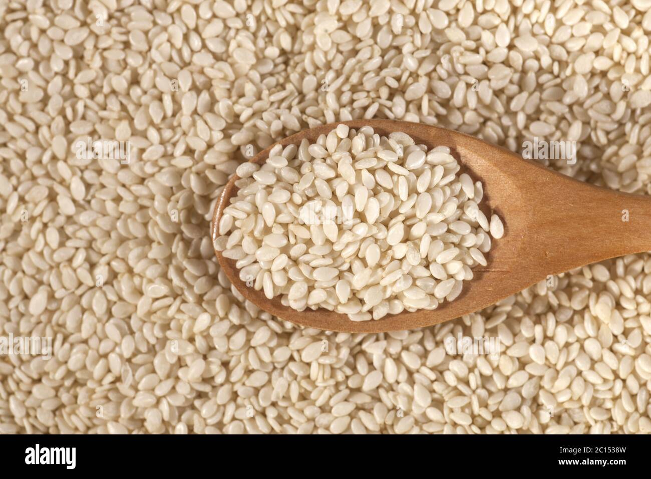 Background of fresh sesame seeds in wooden spoon Stock Photo - Alamy