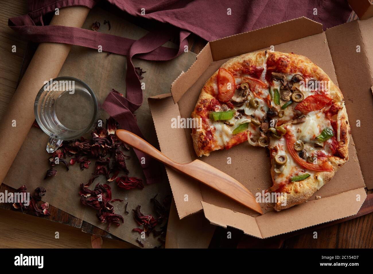 Fresh pizza in cardboard Stock Photo - Alamy