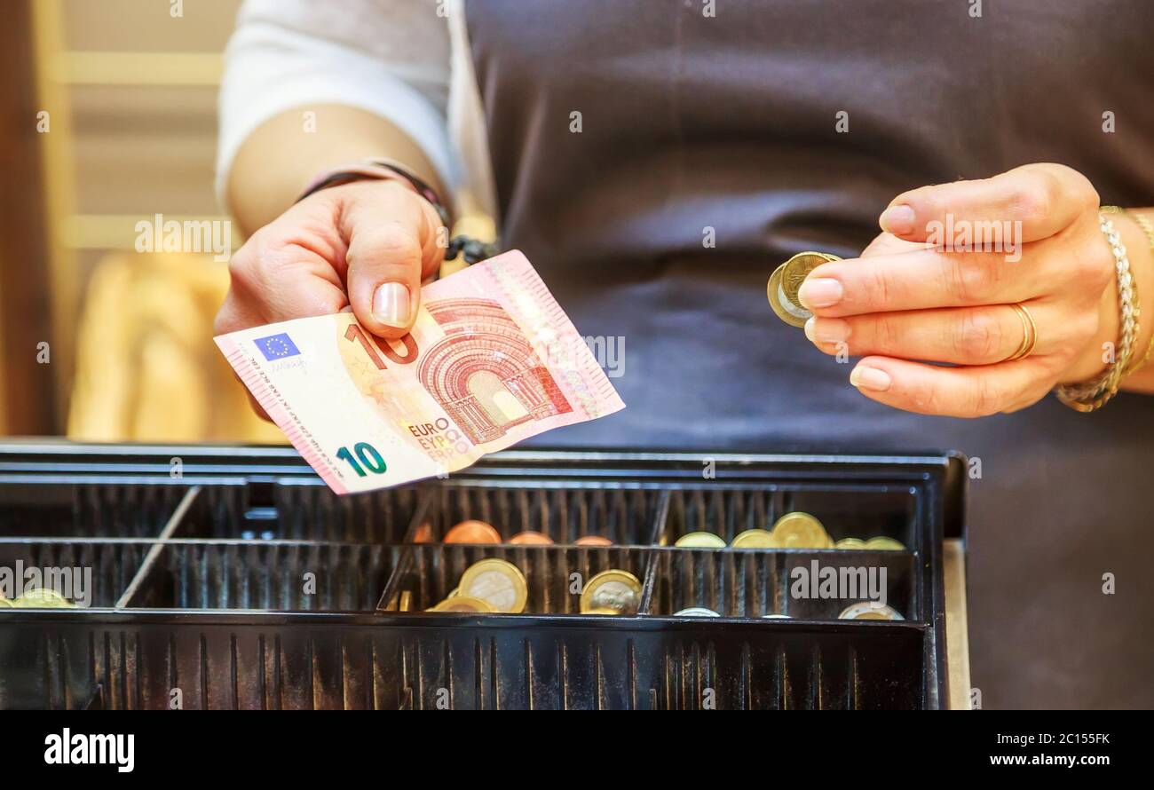 Woman paying supermarket checkout hi-res stock photography and images ...