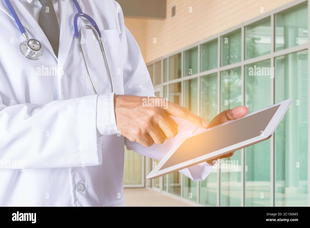 Doctors are using tablets to work Stock Photo - Alamy