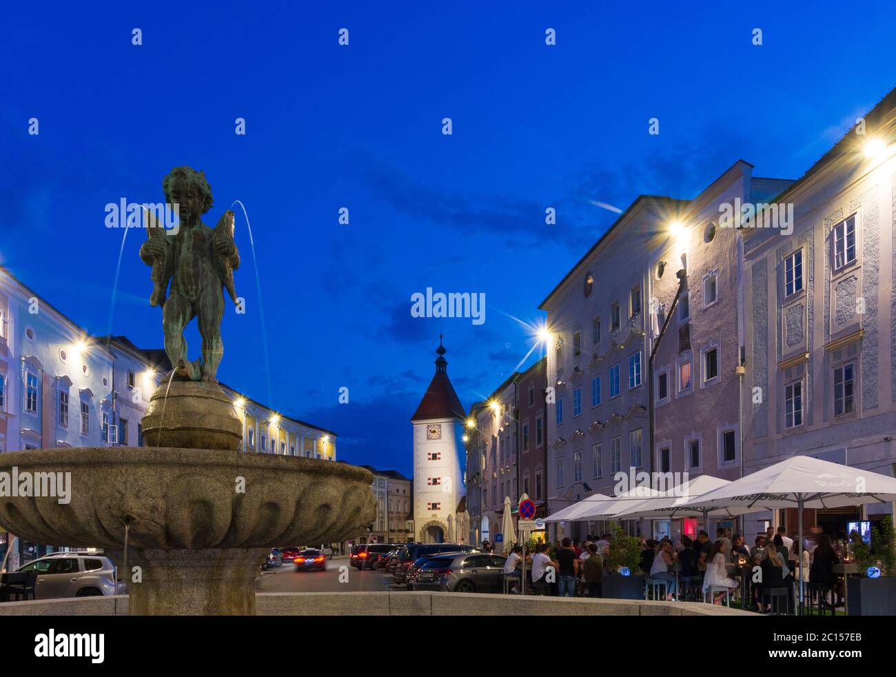 Wels: main square Stadtplatz, city gate Ledererturm, restaurant ...