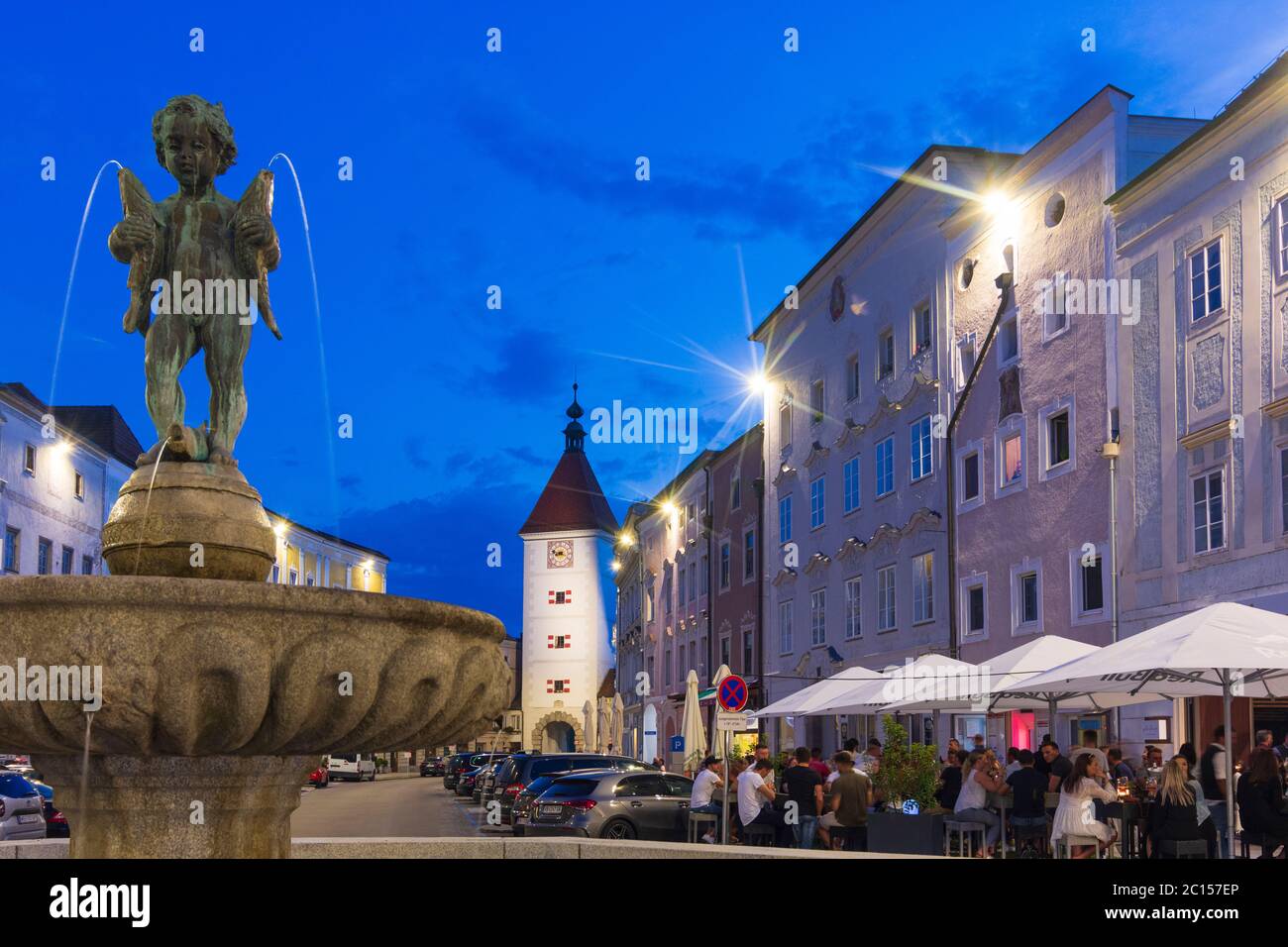 Wels: main square Stadtplatz, city gate Ledererturm, restaurant ...
