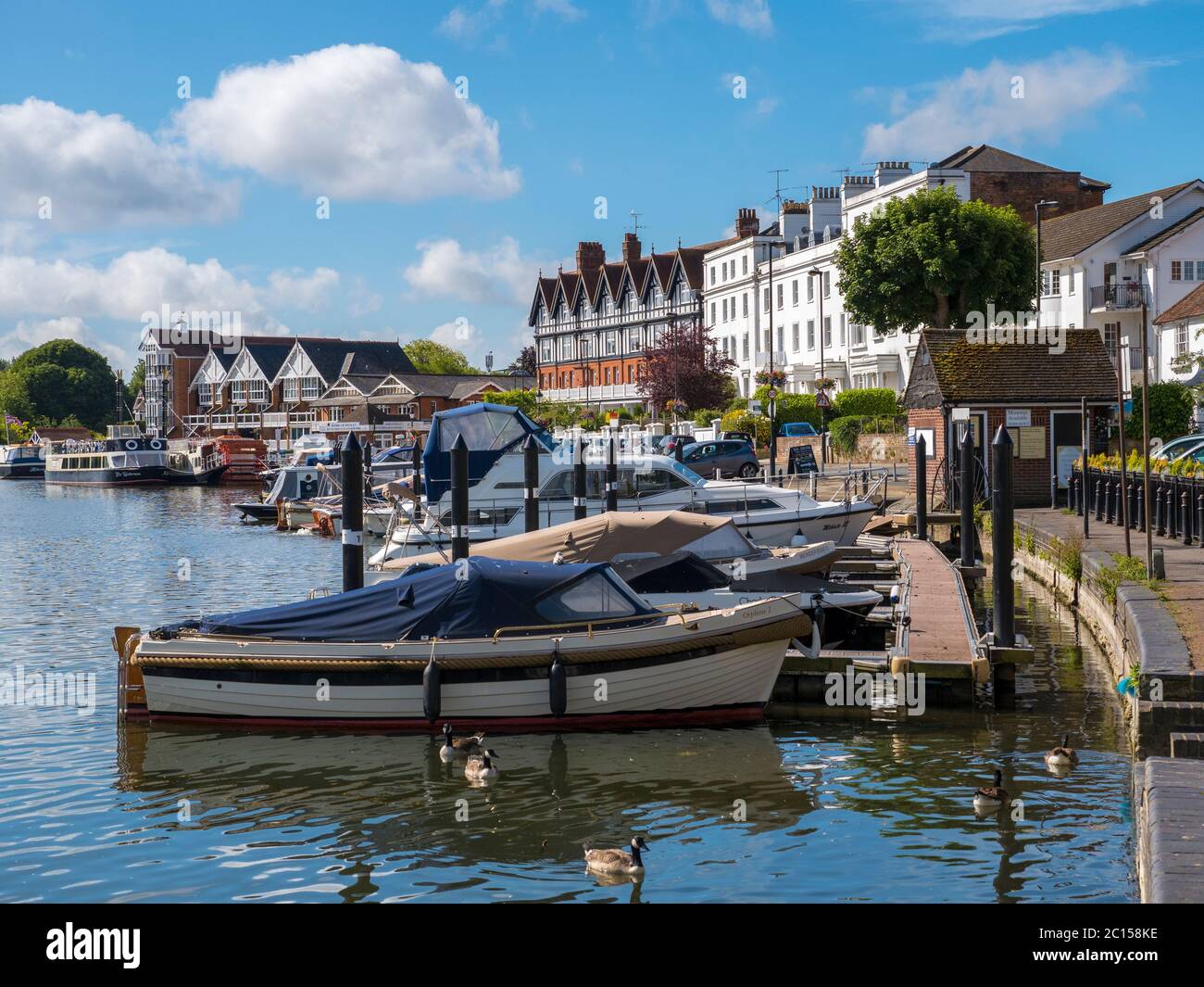 Summer on the thames river hi-res stock photography and images - Alamy