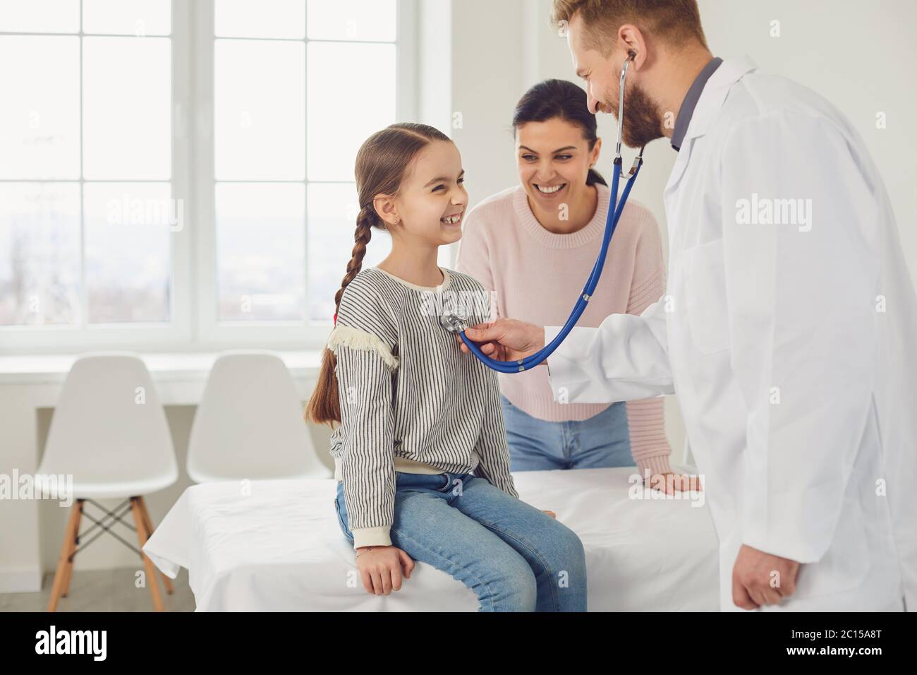 Visit pediatrician happy child mother hi-res stock photography and ...