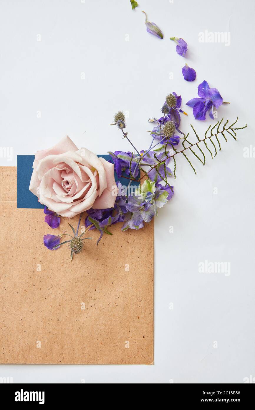 Envelope vintage flowers hi-res stock photography and images - Alamy