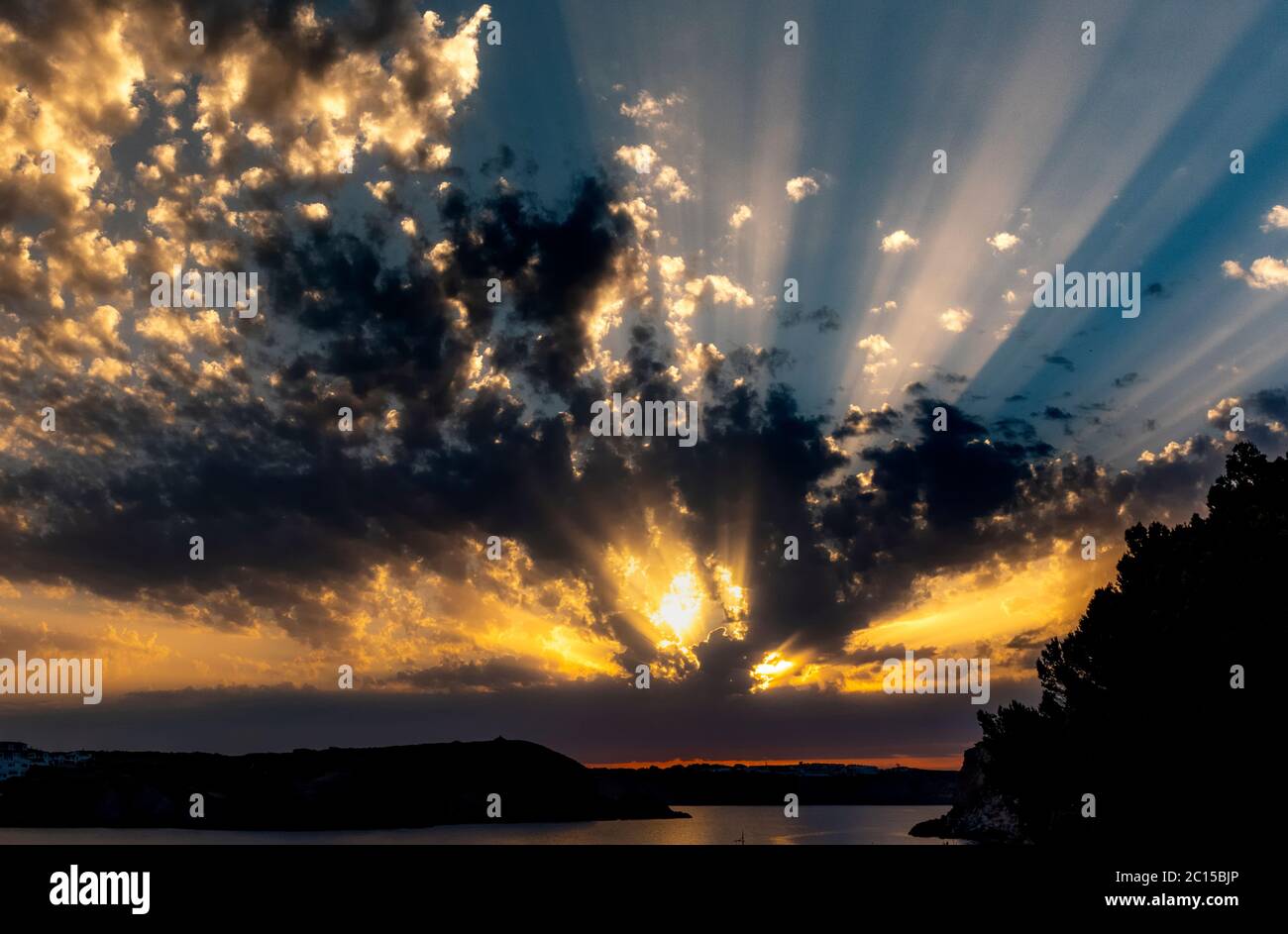 God rays hi-res stock photography and images - Alamy