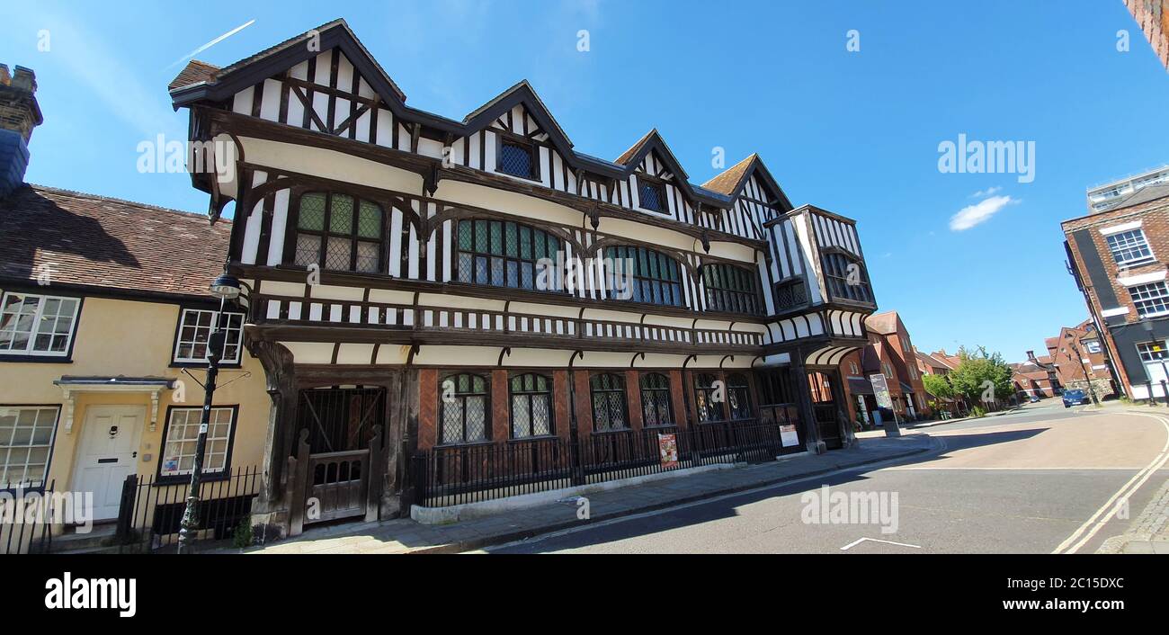 House uk night garden hi-res stock photography and images - Alamy