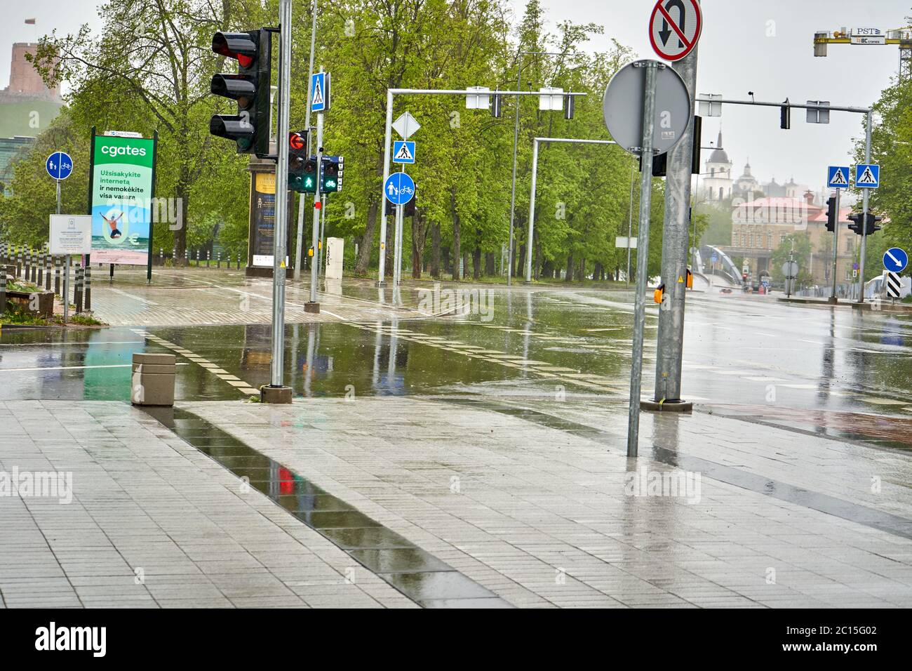 Traffic light on the street during rain Stock Photo - Alamy