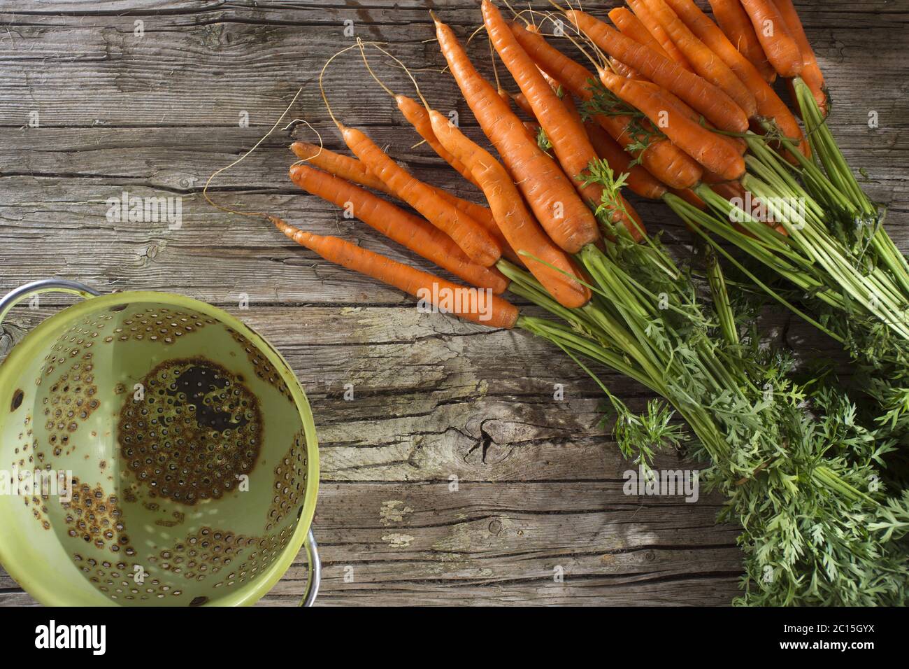Clean a bunch of carrots Stock Photo - Alamy