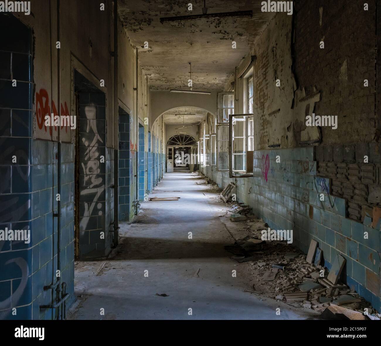 Long corridor hi-res stock photography and images - Alamy