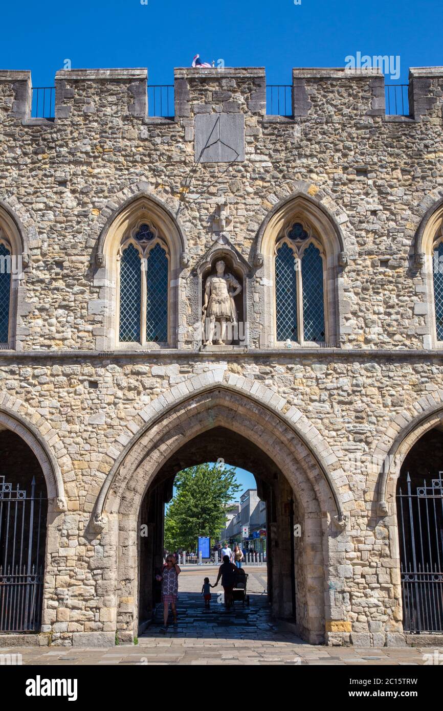 Medieval gatehouse hi-res stock photography and images - Alamy