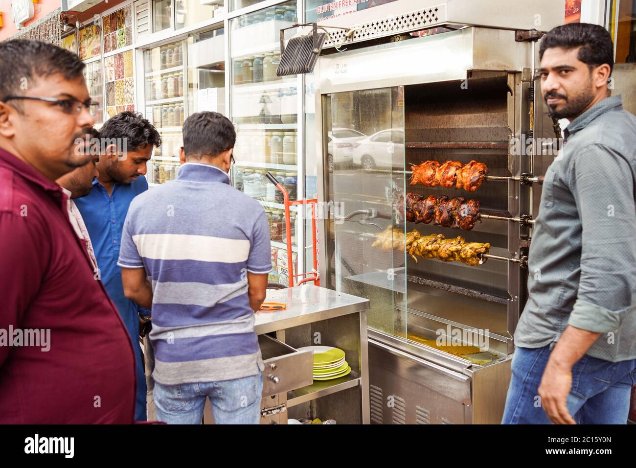 Dubai men working hi-res stock photography and images - Alamy