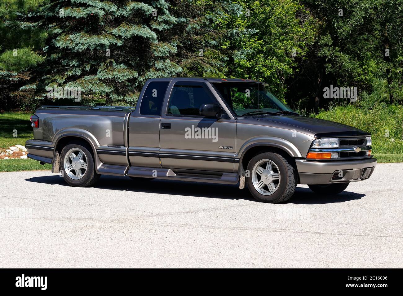 2000 Chevrolet S-10 Pickup Truck Stock Photo - Alamy
