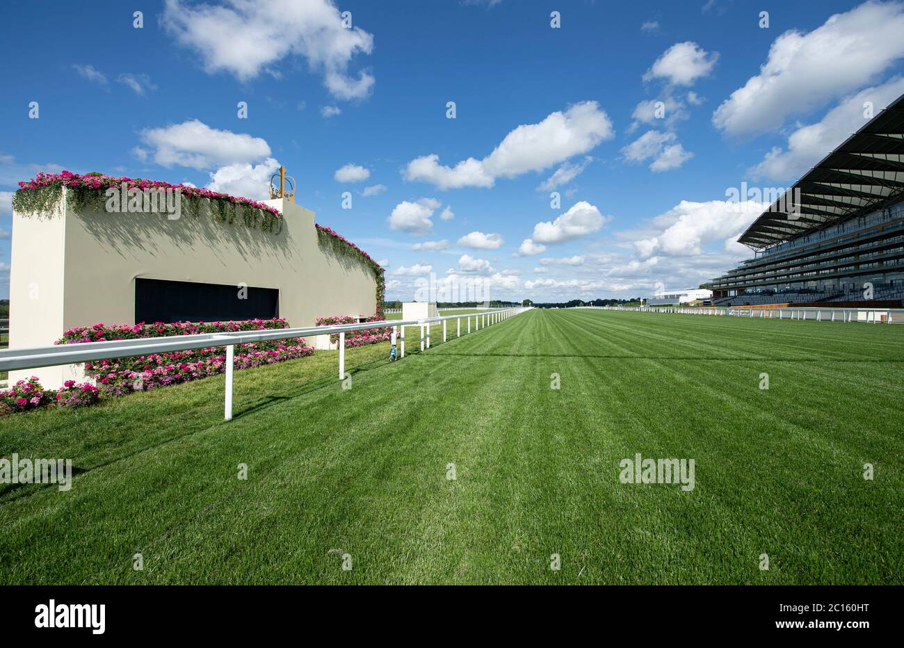 A general view of the finishing line at Ascot Racecourse Stock Photo ...