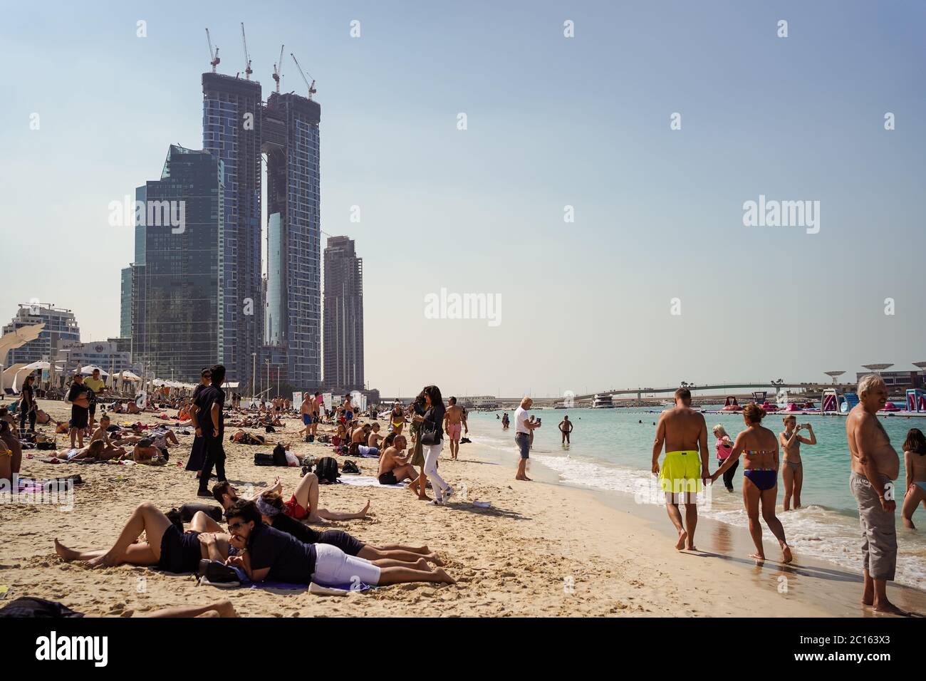 Multi ethnic beach crowd hi-res stock photography and images - Alamy