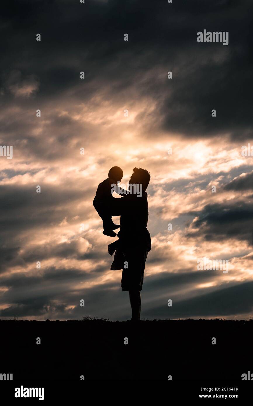 Father son sunset silhouette hi-res stock photography and images - Alamy