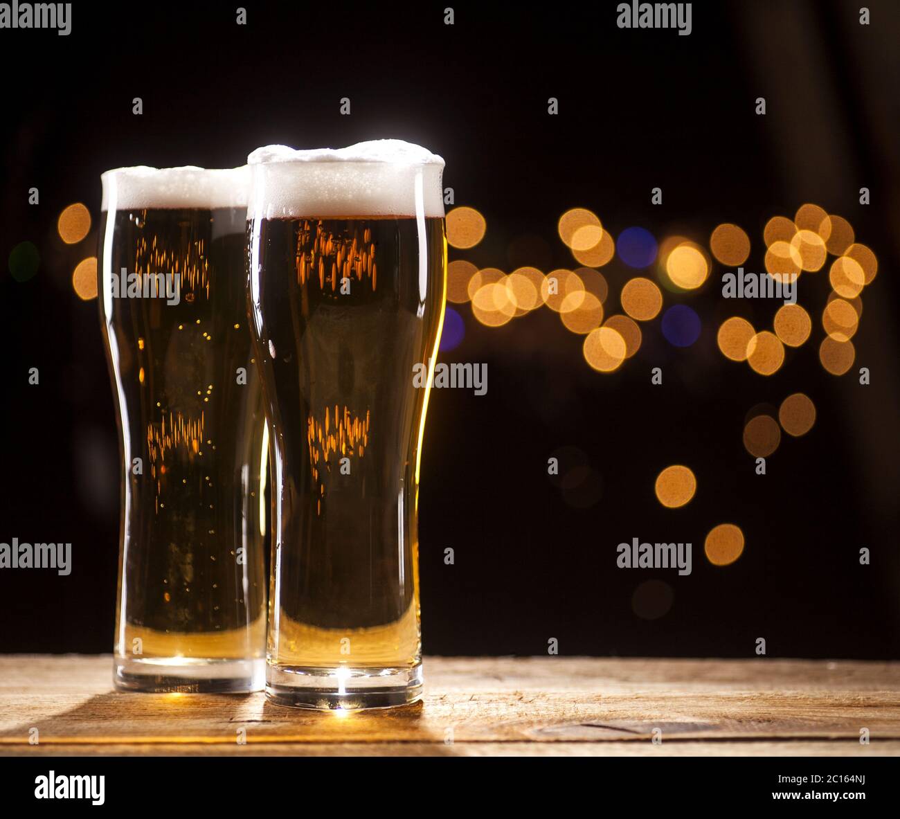 Two pint glasses hi-res stock photography and images - Alamy