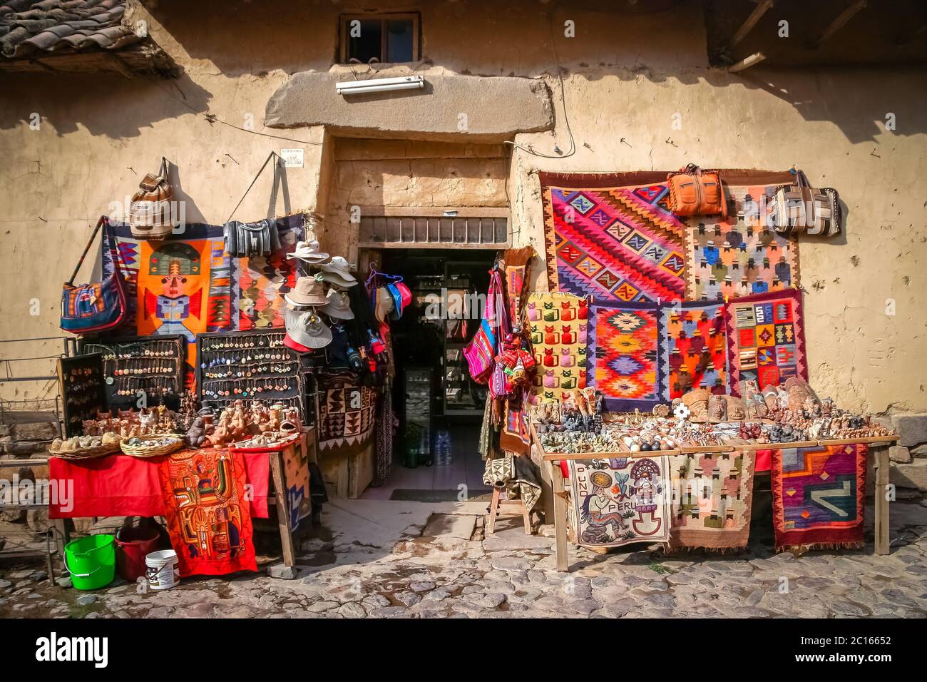 Souvenir shop in Peru Stock Photo - Alamy