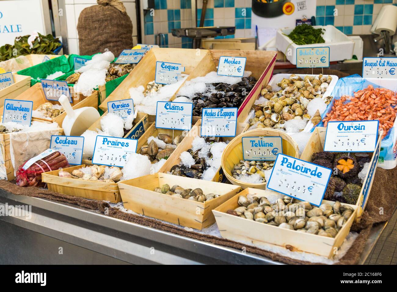 Paris fish market seafood market hi-res stock photography and images ...