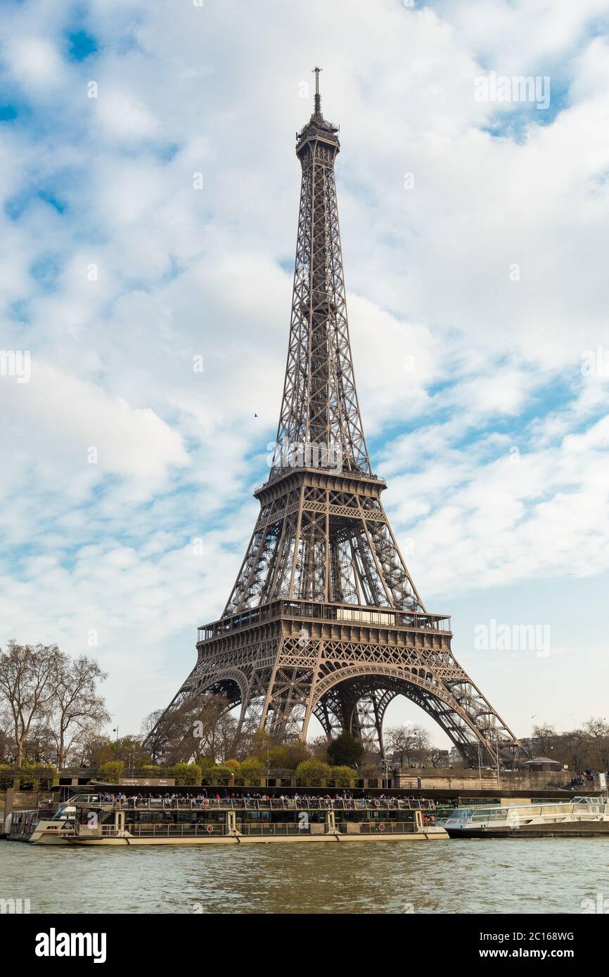 Eiffel tower and seine river paris hi-res stock photography and images ...