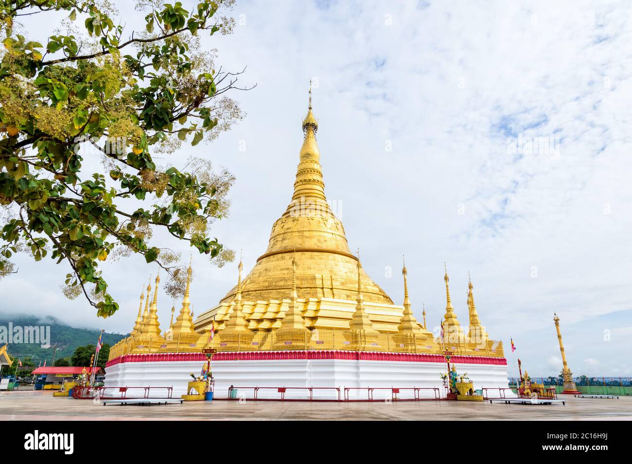 Tachileik Shwedagon Pagoda Stock Photo - Alamy