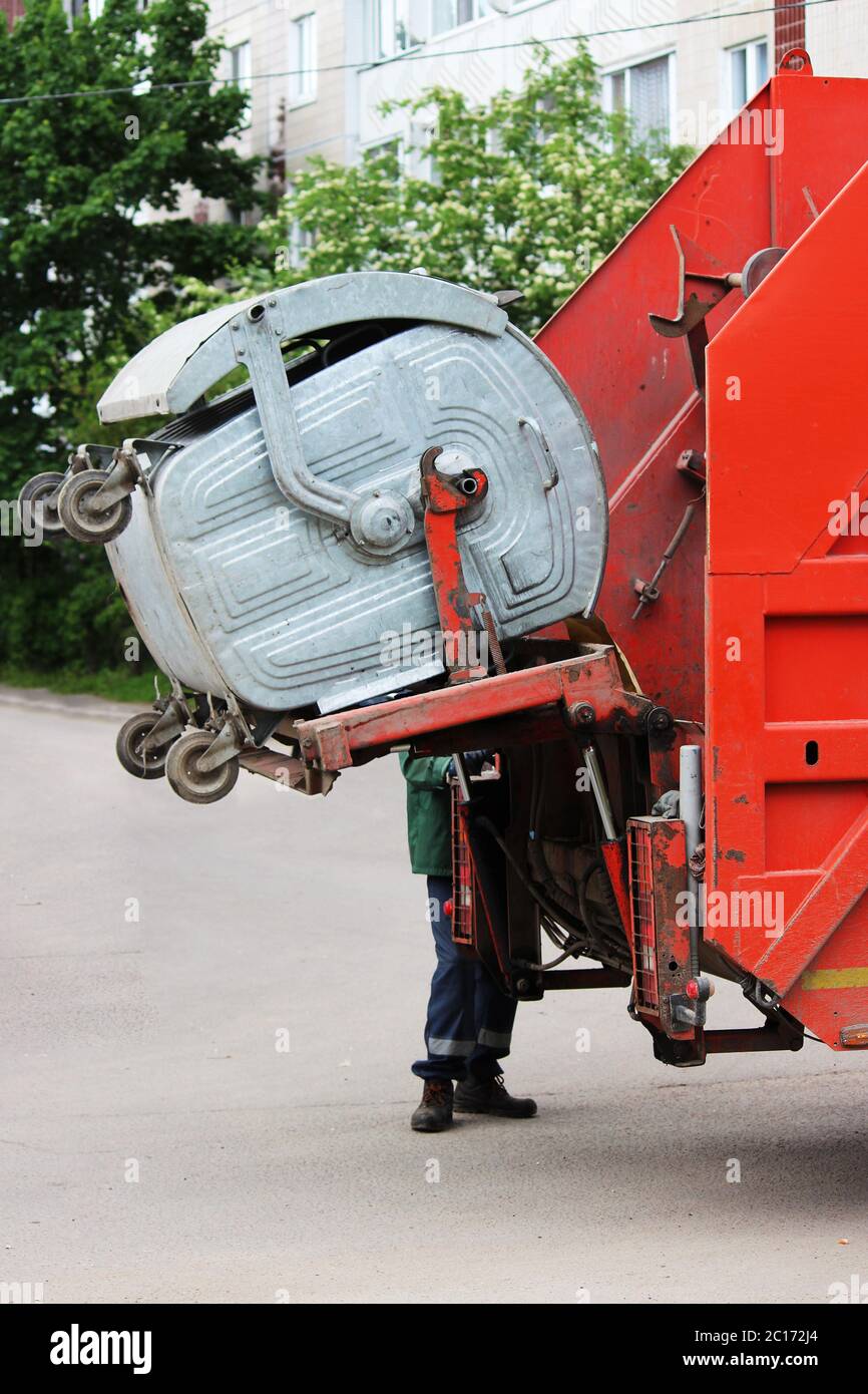 worker loads rubbish bin at a recycling machine Stock Photo - Alamy