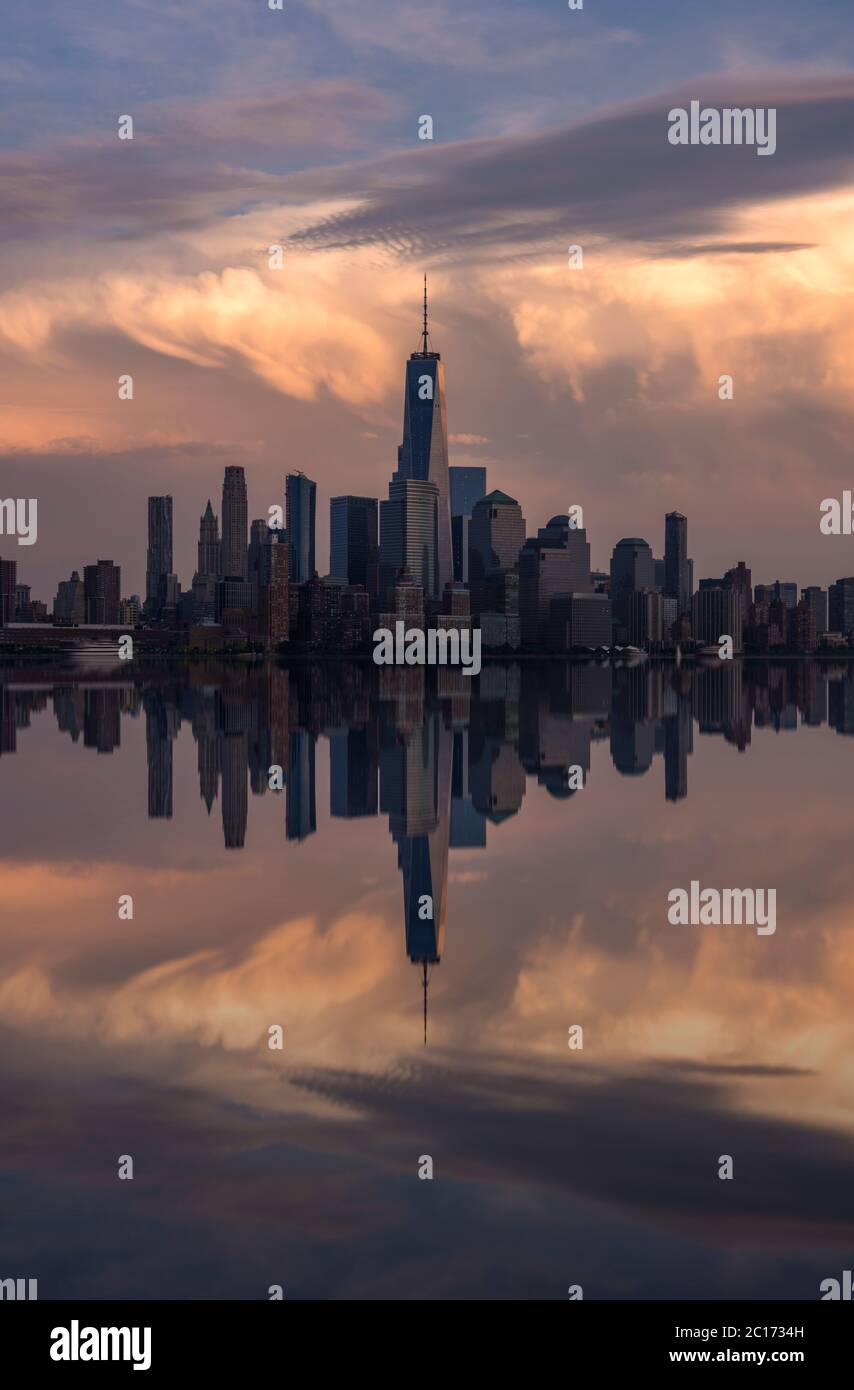 New york skyline sunset sunrise hi-res stock photography and images - Alamy