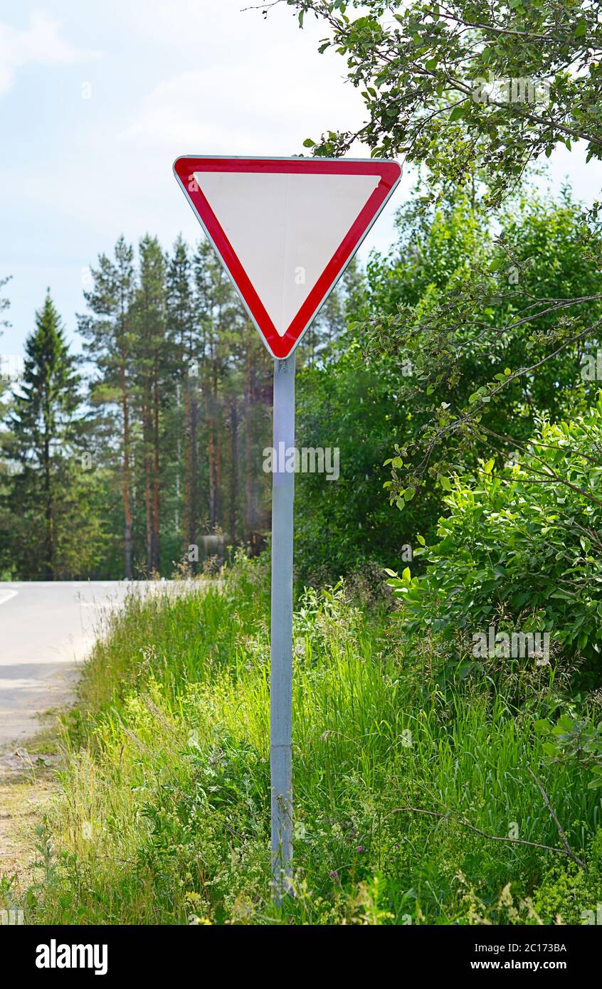 Road sign on the edge of the slopes Stock Photo - Alamy