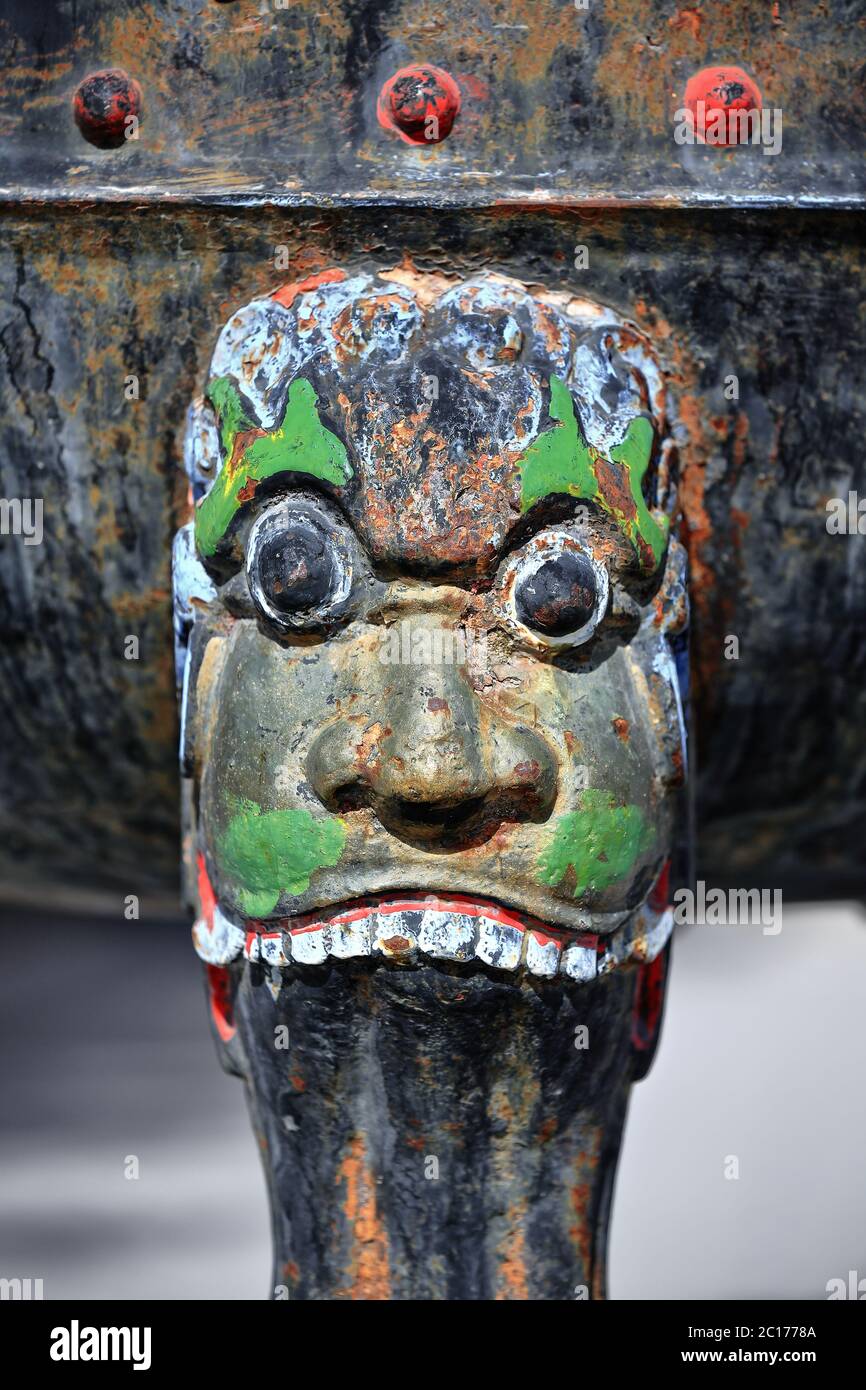 Human faced leg resting on tongue-large iron censer-Xianglu. Qianfo ...