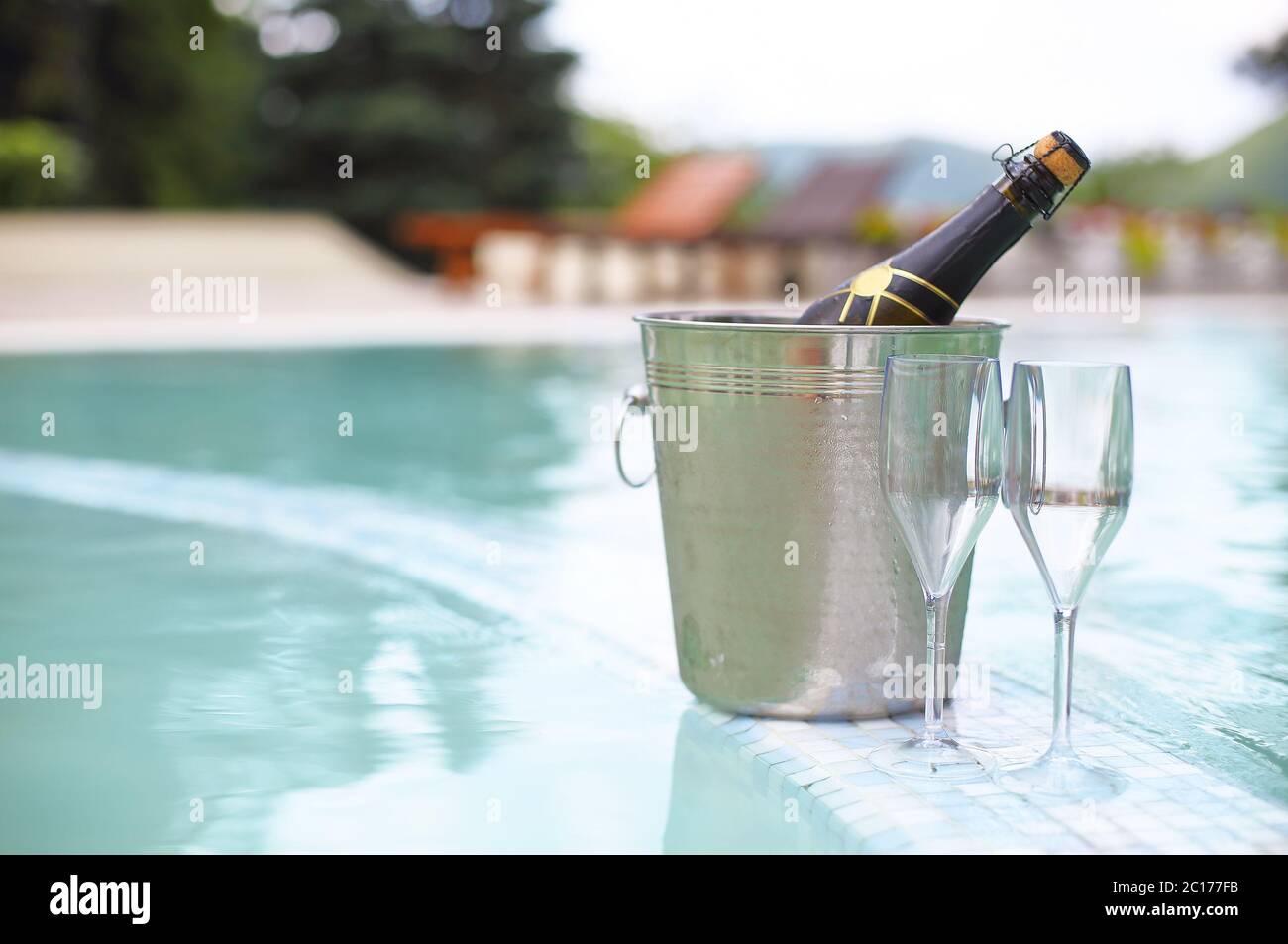 Ice bucket ice water two hi-res stock photography and images - Alamy