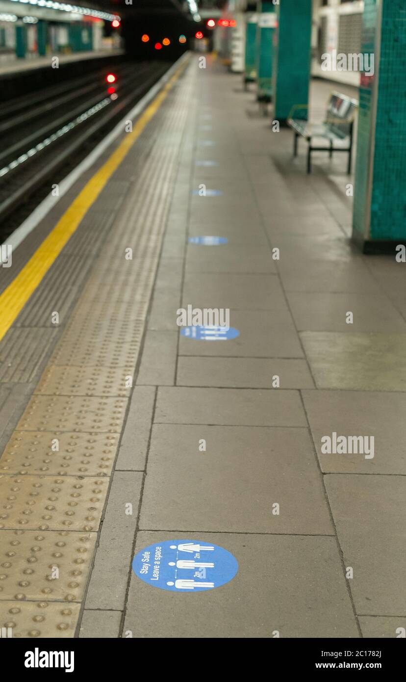 Platform 8 sign hi-res stock photography and images - Alamy