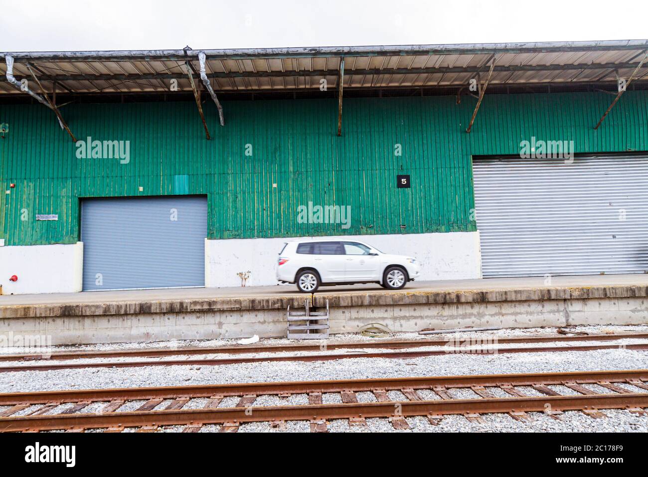 Loading railroad cars hi-res stock photography and images - Alamy
