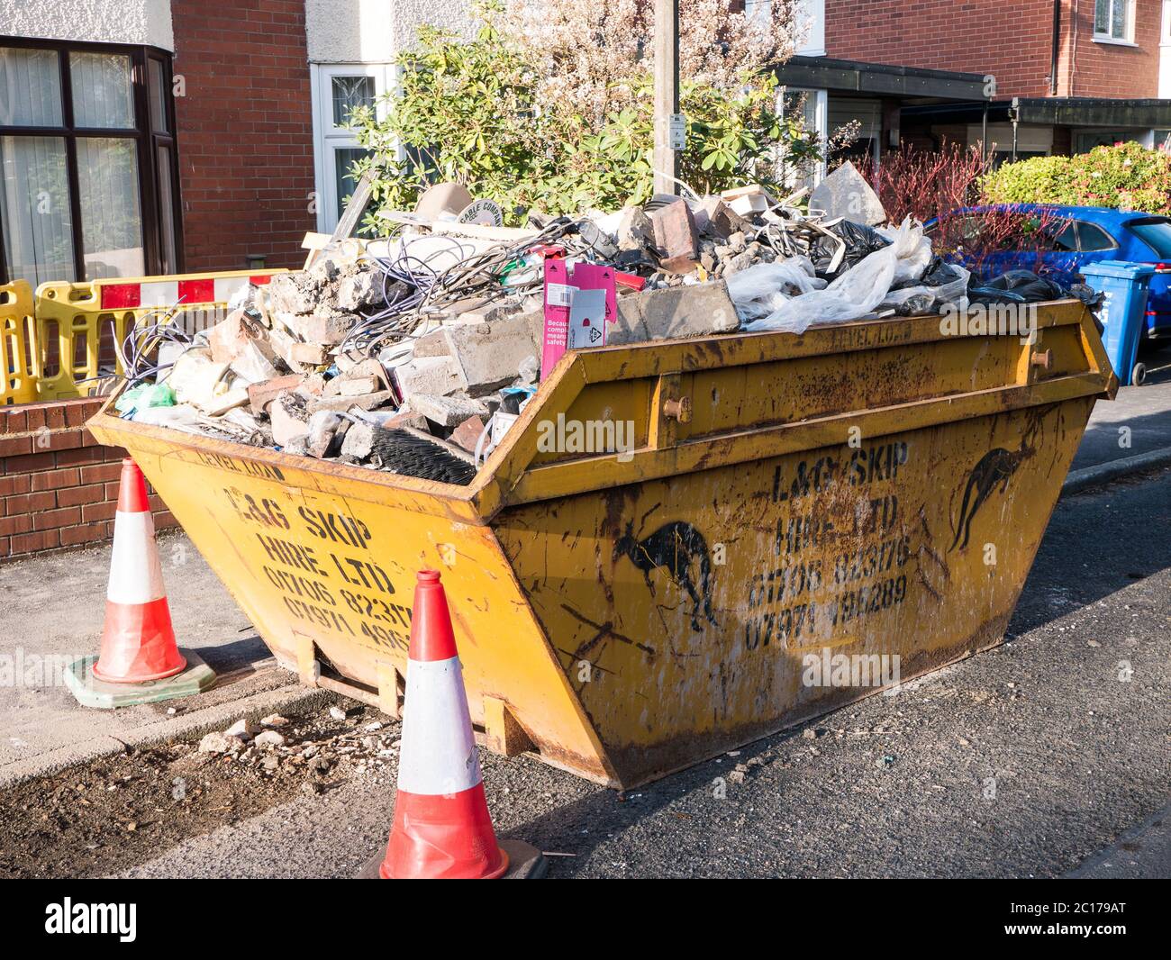 Full of rubble hi-res stock photography and images - Alamy