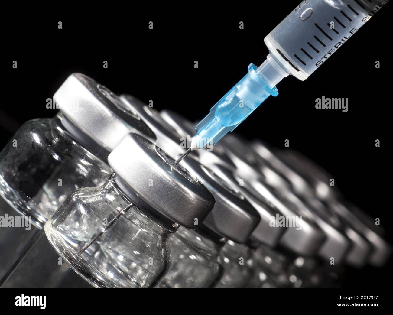 Glass Medicine Vials and Syringe Stock Photo - Alamy