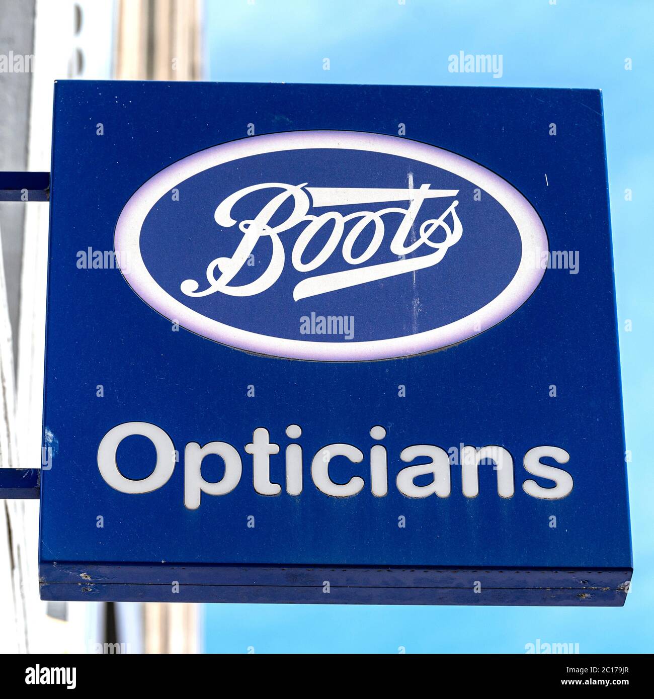 Opticians shop sign hi-res stock photography and images - Alamy