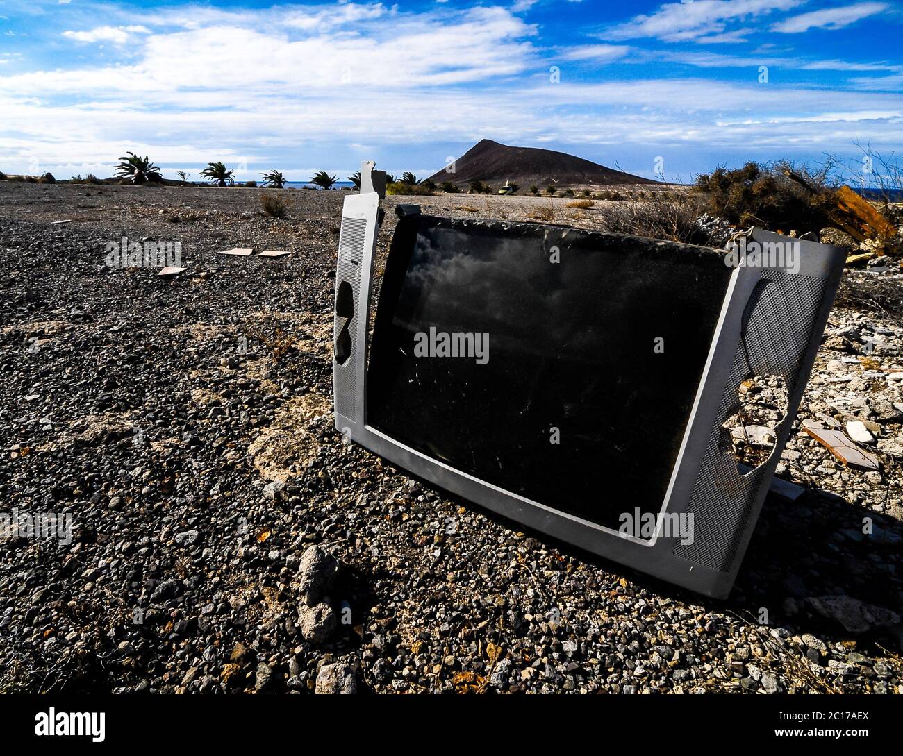 Broken tv hi-res stock photography and images - Alamy